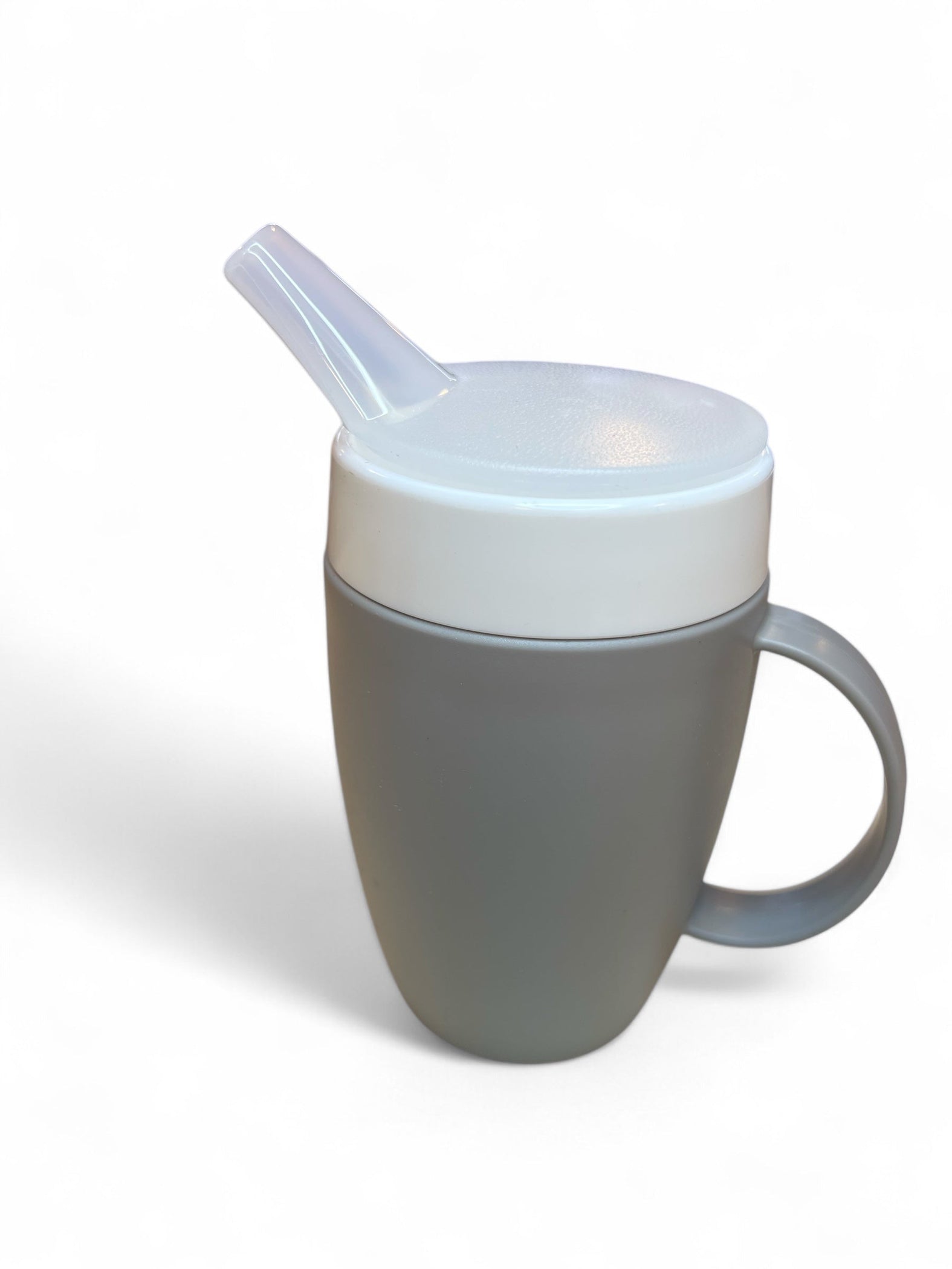 Ergonomisk drikkekop med én hank og drikketud - fås i forskellige farv